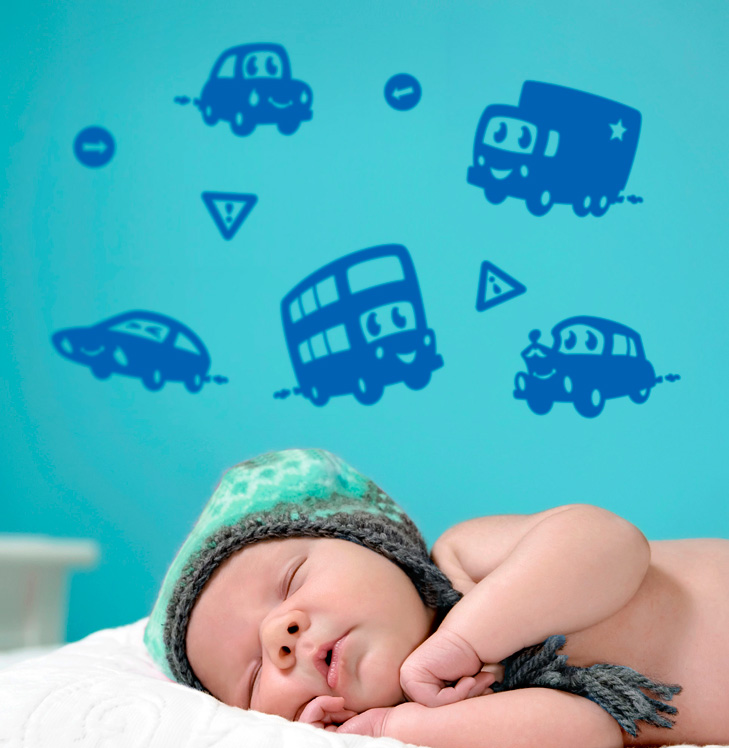 Baby med hue ligger i forgrunden. Bag babyen er en turkis væg med blå ...